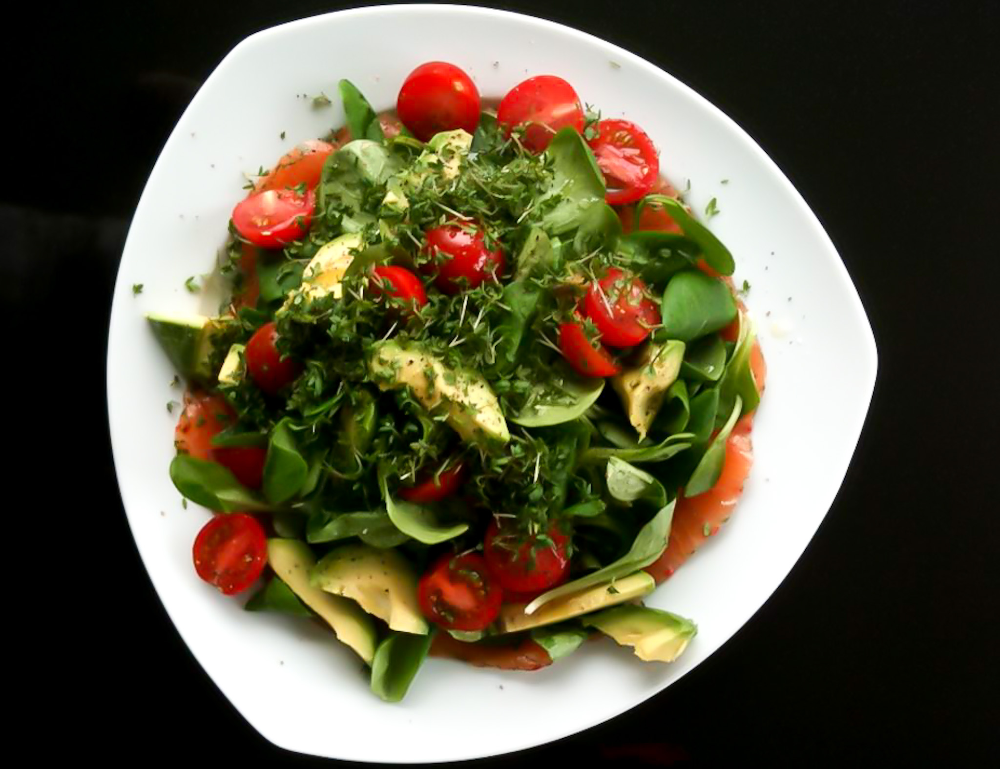 Gerookte wilde zalm met veldsla, tuinkers, avocado en cherry tomaatjes ...